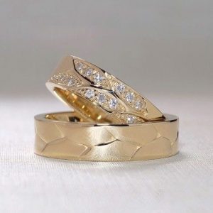 Yellow Gold Wedding Rings - Vintage Sets for Couples, Round and Oval ...